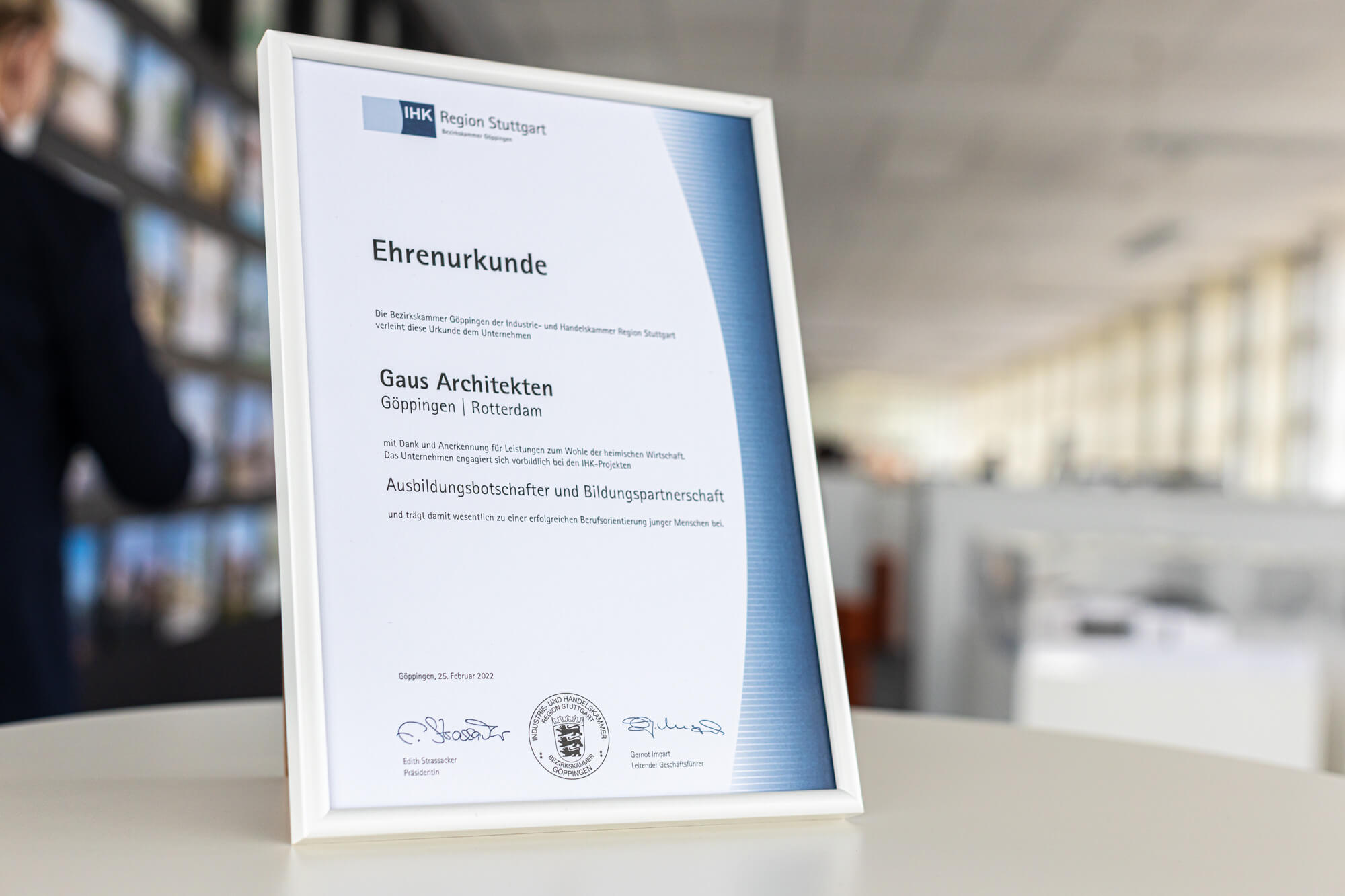 Fürs fördern und formen: Ehrenurkunde der IHK.