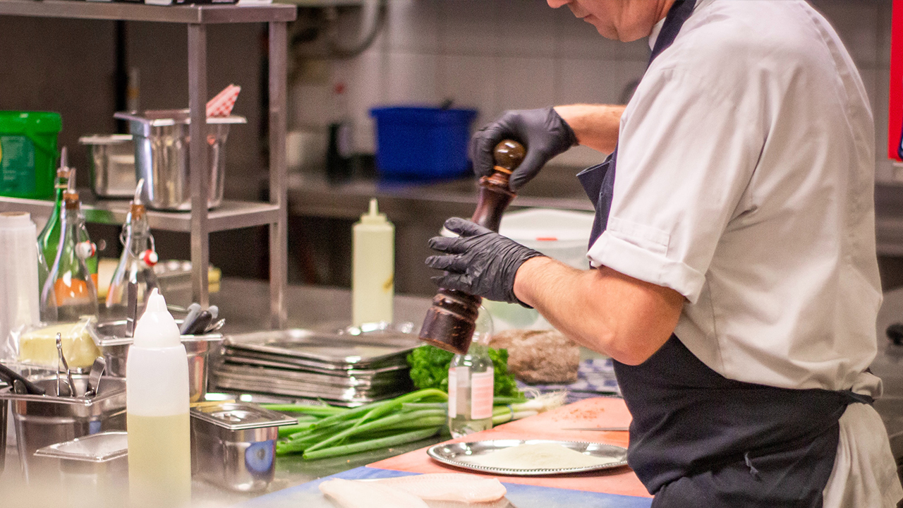 The Benefits of Using Local Providers as School Lunch Vendors