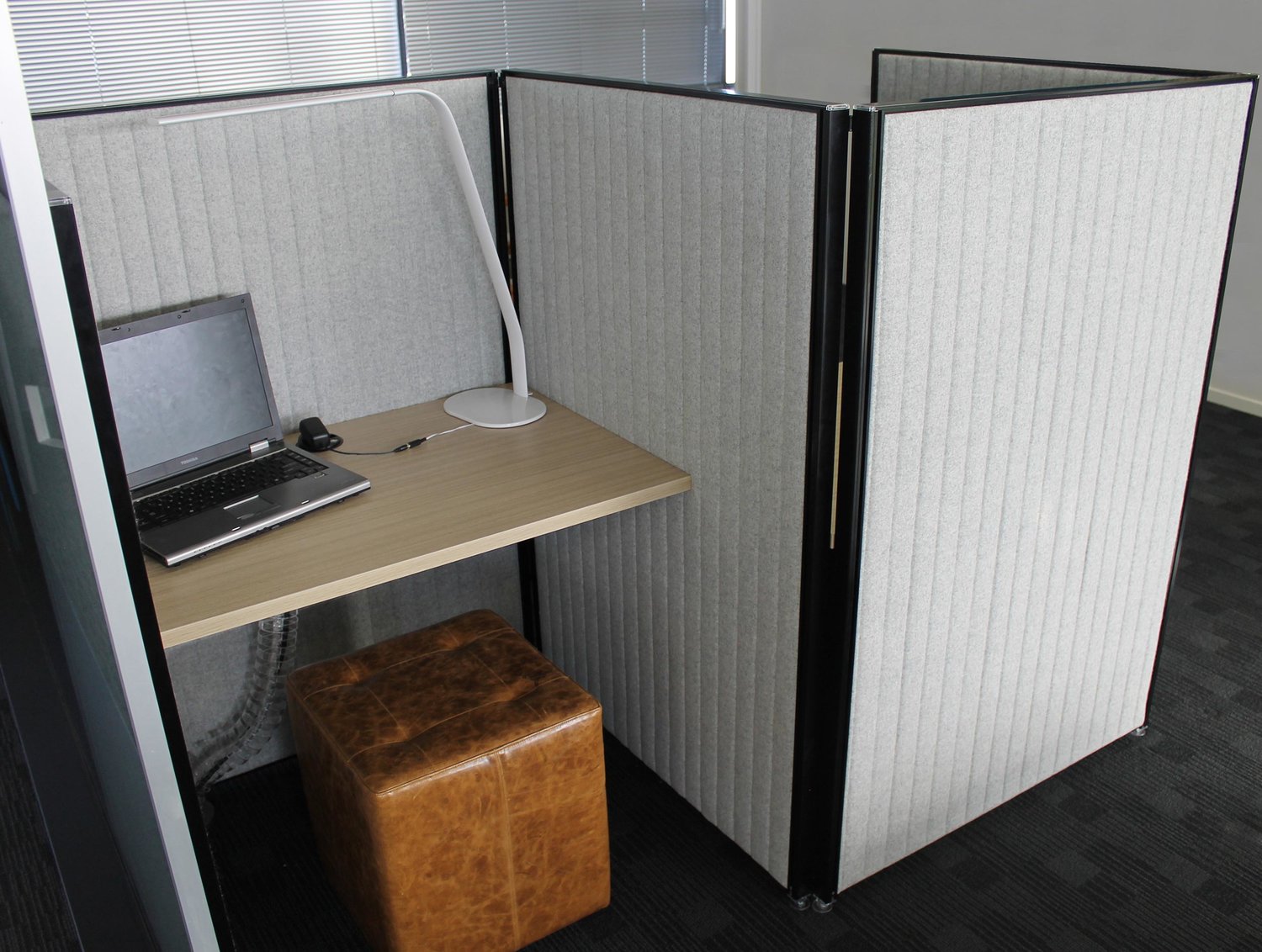 Focus Booth Touchdown Desk | SmartSpaceWorkplace Solutions