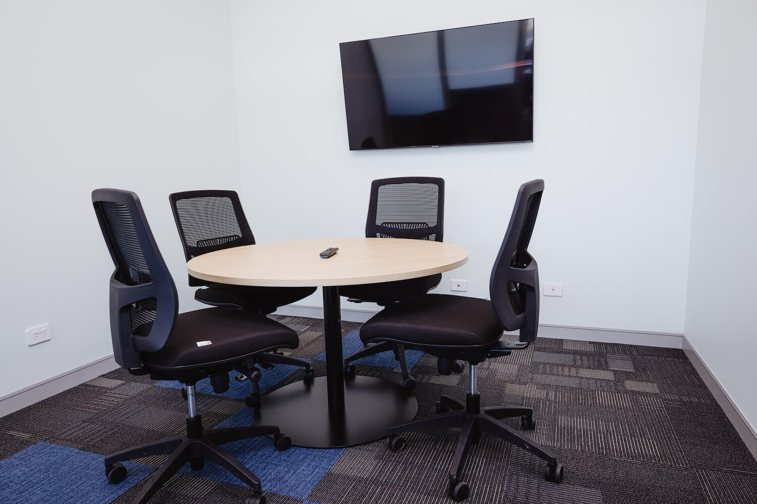 Pedestal Base Meeting / Breakout Table | SmartSpaceWorkplace Solutions