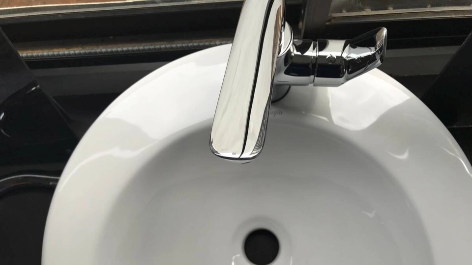 How To Remove Limescale From Your Bathroom - Cleaning Guide