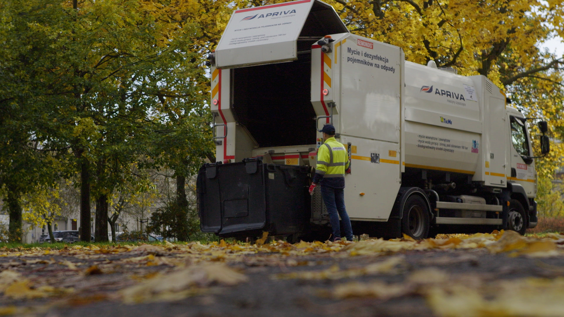 Mobilne urządzenia do mycia i dezynfekcji pojemników na odpady ...