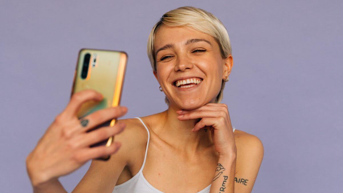 Instagram Hooks: Why & How to Create Them (w/ Useful Tips)