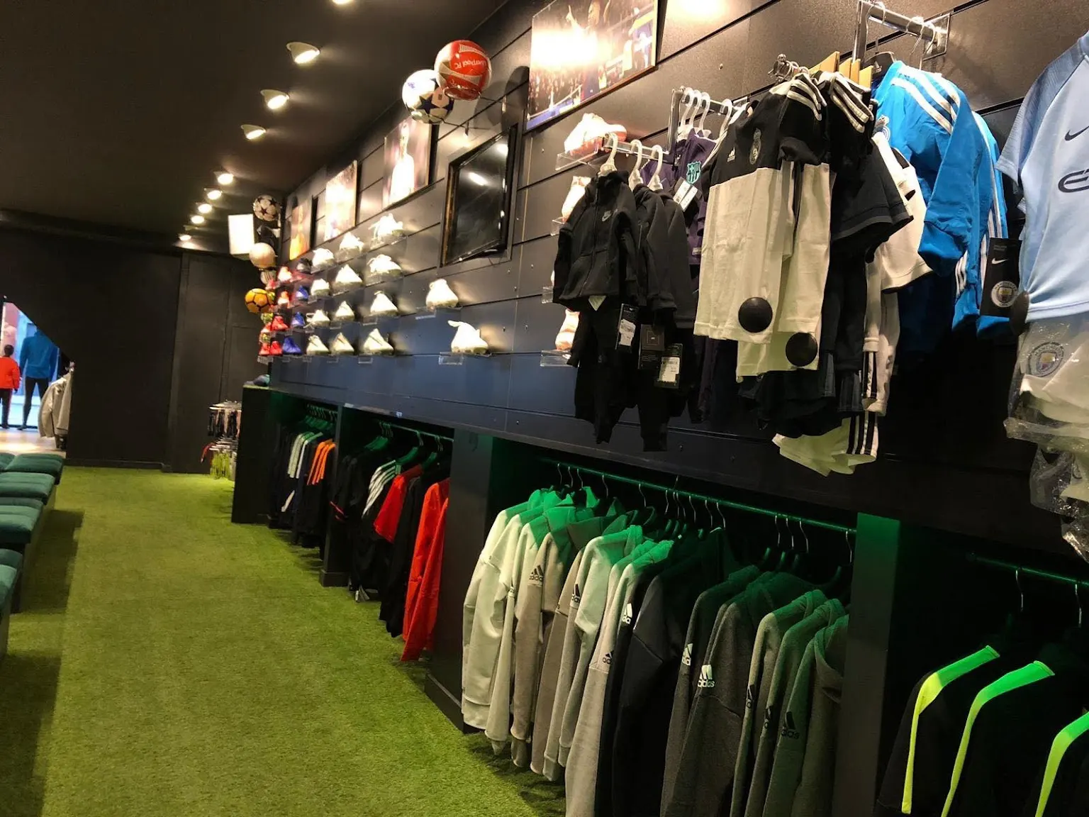 Soccerfanshop: Powering relevant search and recommendations