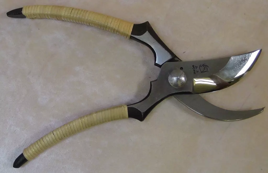 KUSAKICHI V-Shape Scraper with Wood Handle