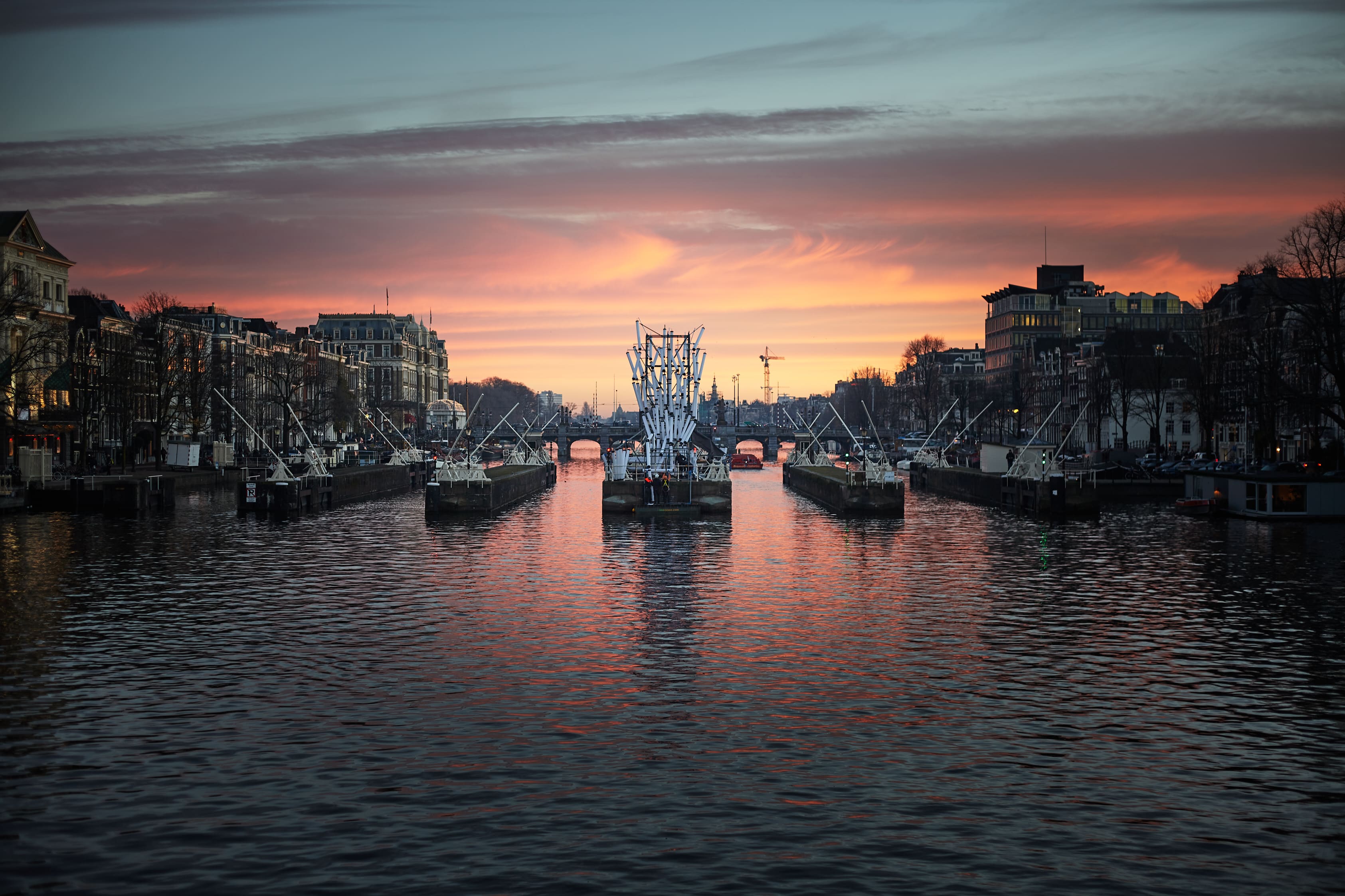 Nexus: A Mesmerizing LED Sculpture Uniting Water, Sky, and Community