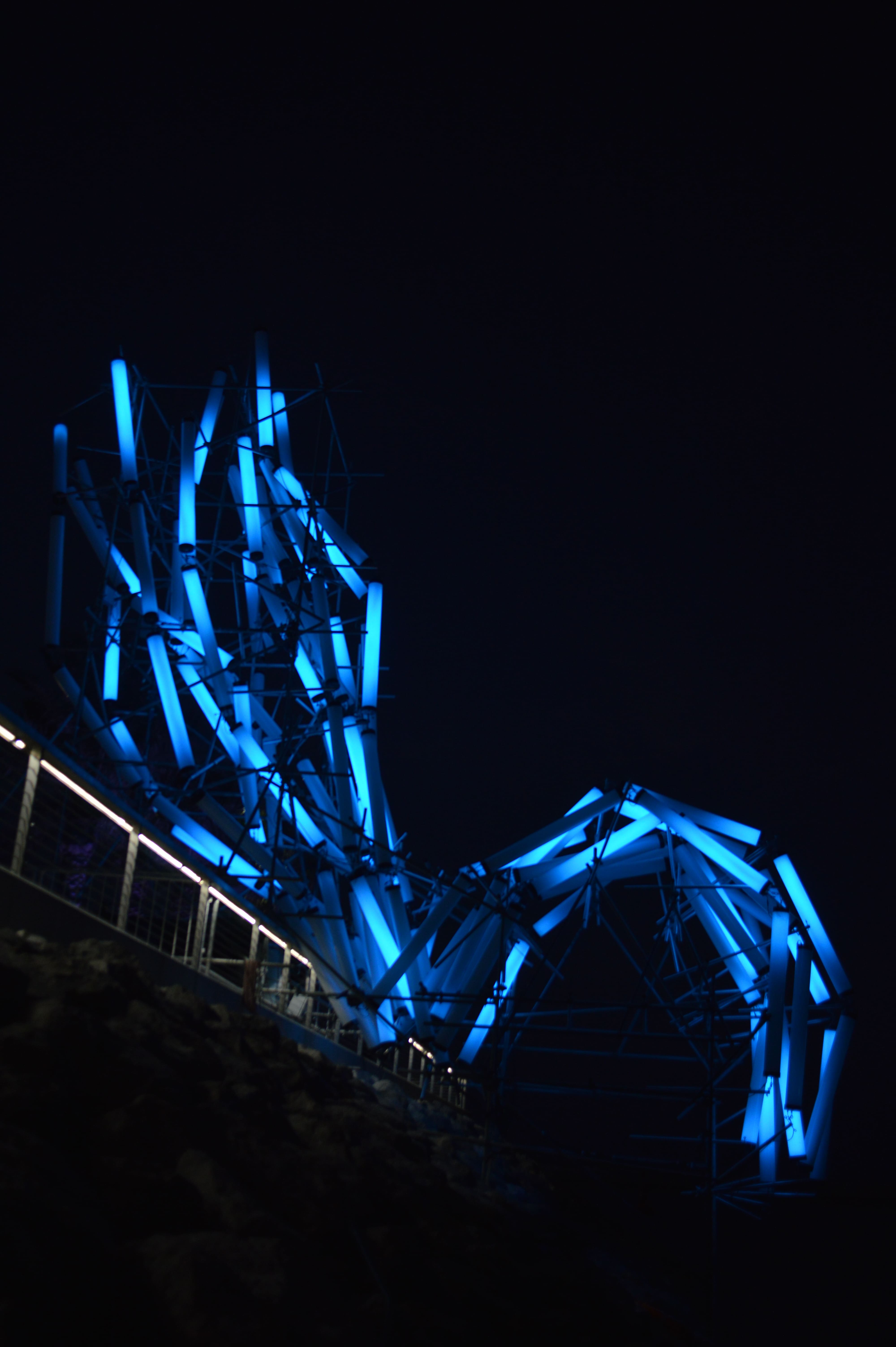 Nexus: A Mesmerizing LED Sculpture Uniting Water, Sky, and Community