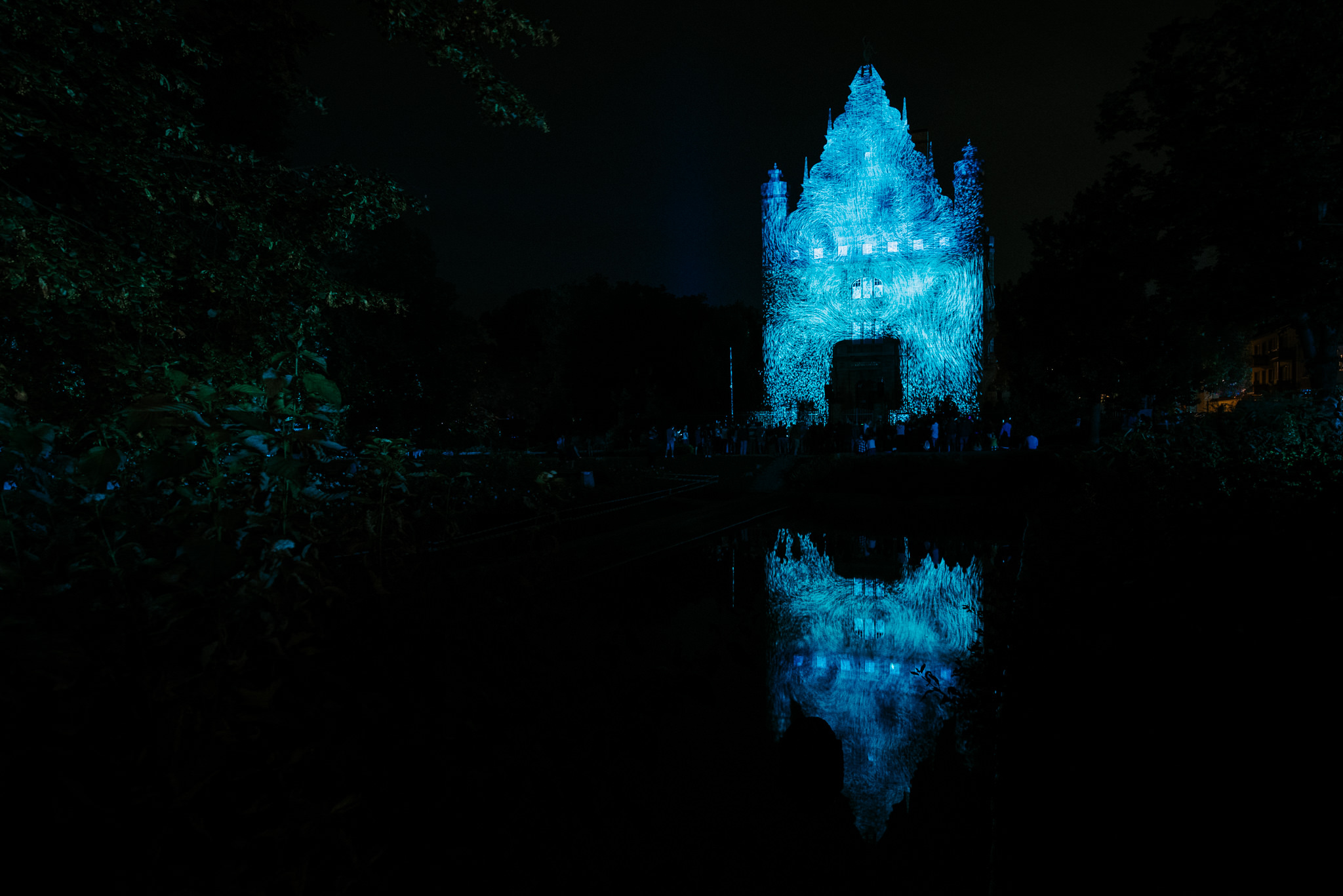 Cosmic Flow: A Unique Projection Mapping Experiment in the Fluid Cosmos