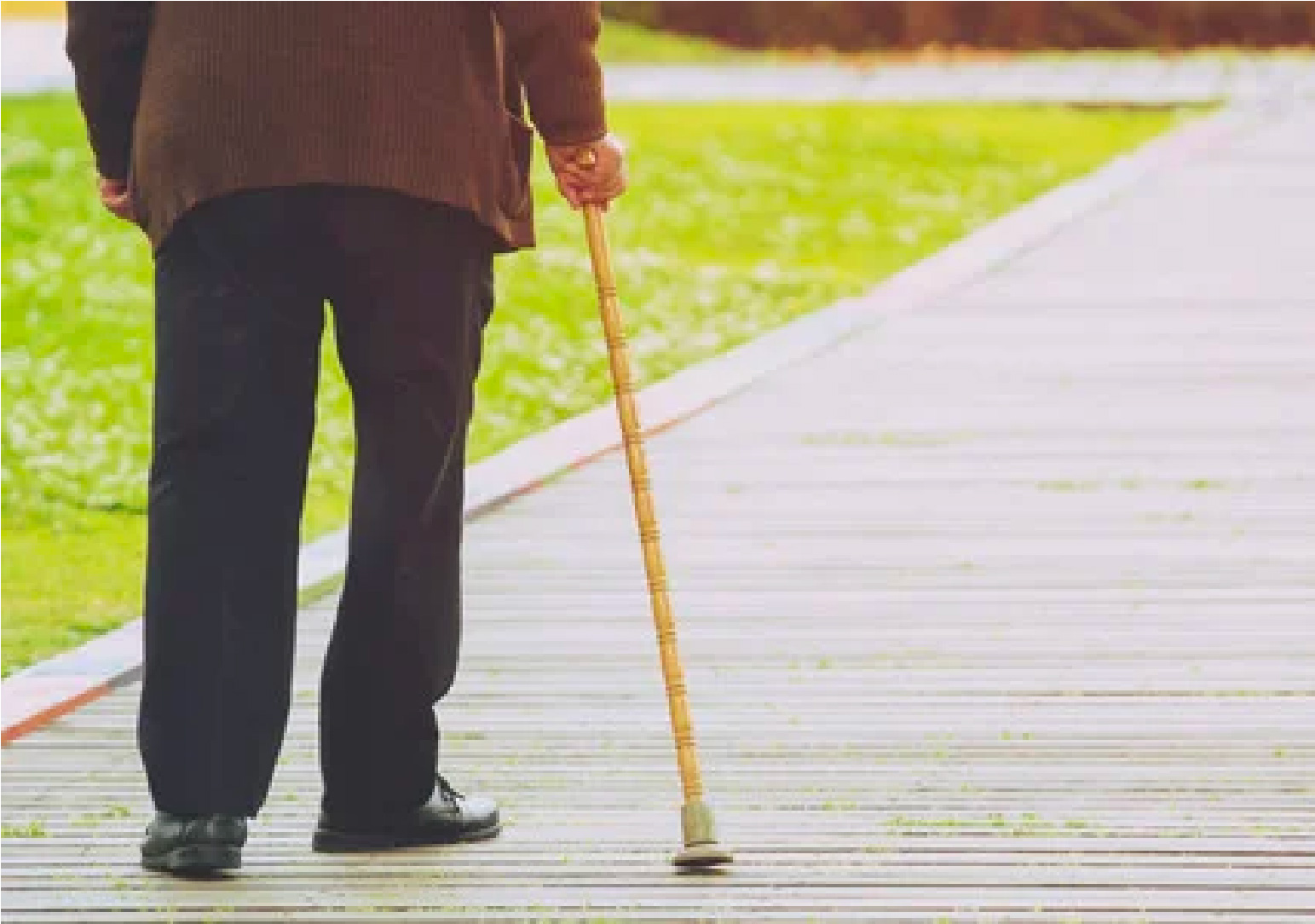 Hogar Médico - ¿Cómo ayuda un bastón a la movilidad?