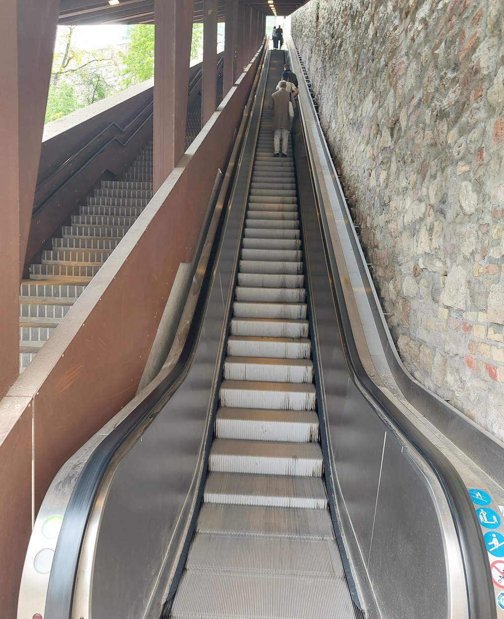 Sikló, busz, lift, mozgólépcső – ilyen sokféle módon juthatunk fel a ...