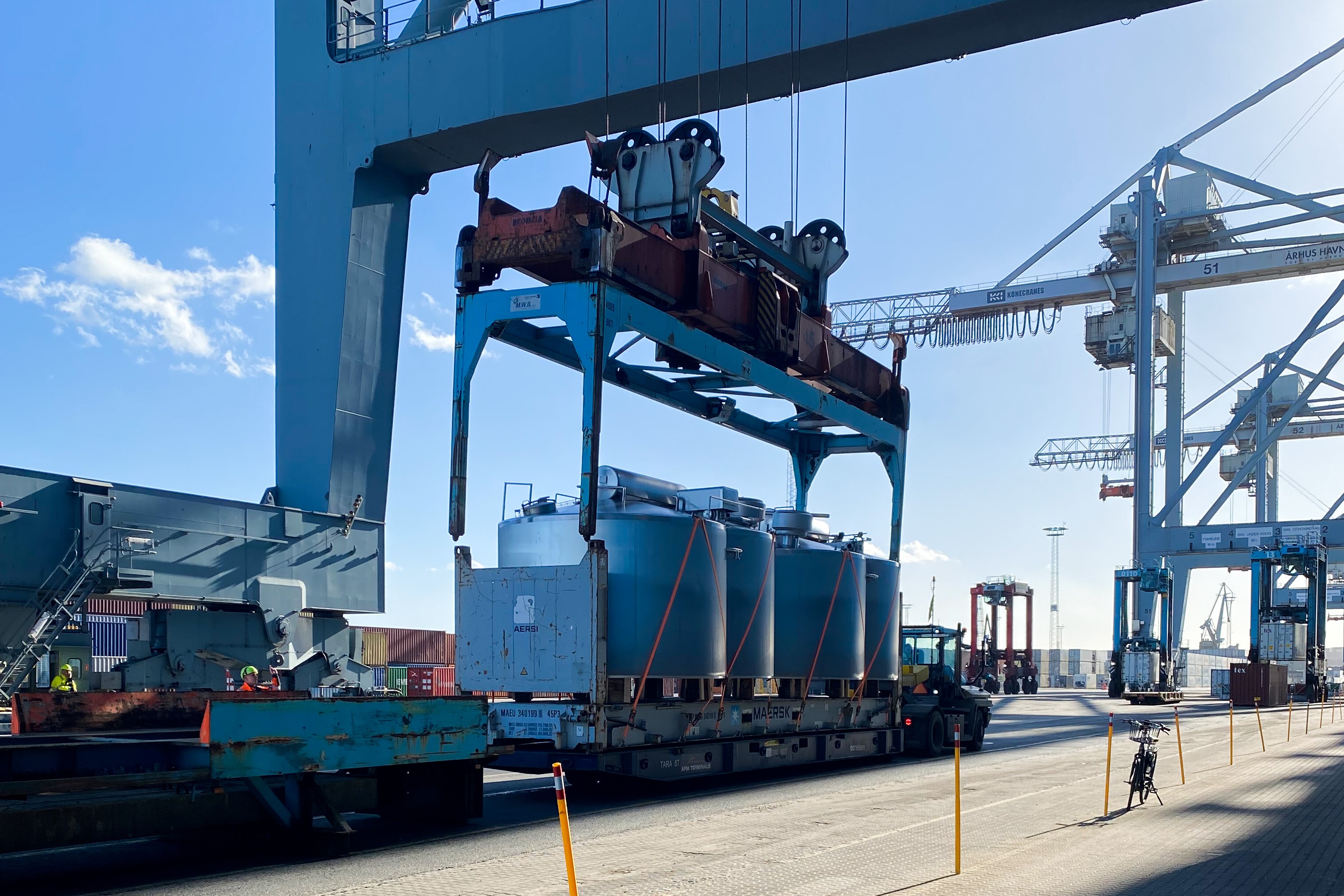 Shipping of cheese tanks