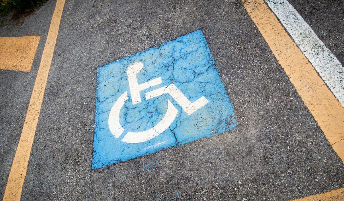 Acessibilidade: vagas de garagem para PCDs e idosos no condomínio - uCondo