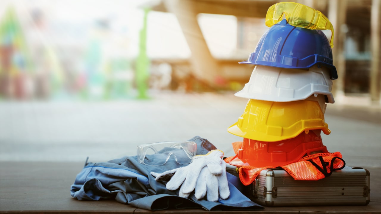 Messy Construction Site: Dangers & Solutions