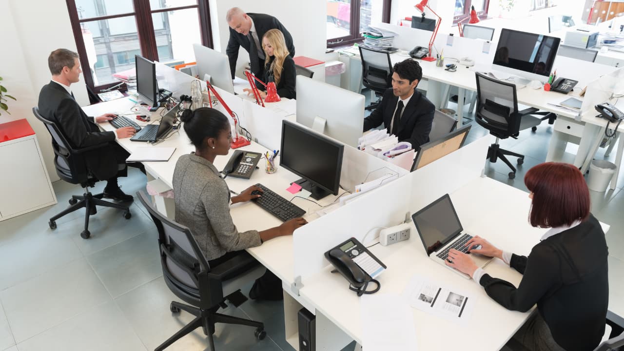 4 Reasons the Hybrid Work Model Benefits from Hot Desking | Robin