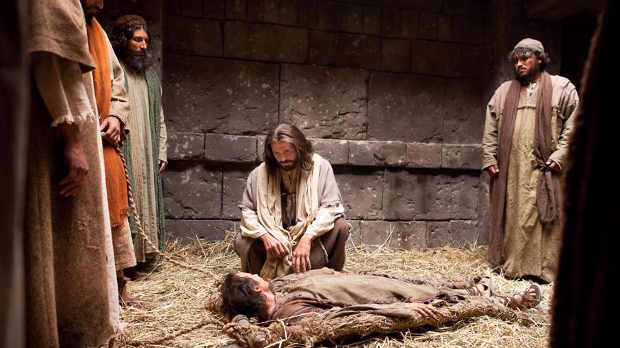 Señor, mi sirviente está en casa enfermo de parálisis y sufre terriblemente