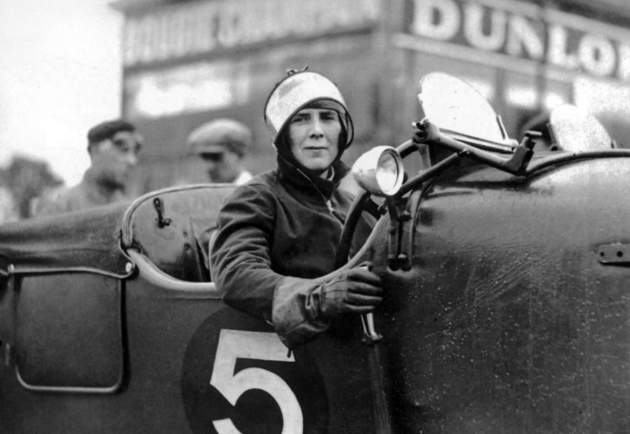 📬 Courrier des lecteurs – Les Femmes dans l’Automobile #8 – Mildred Bruce