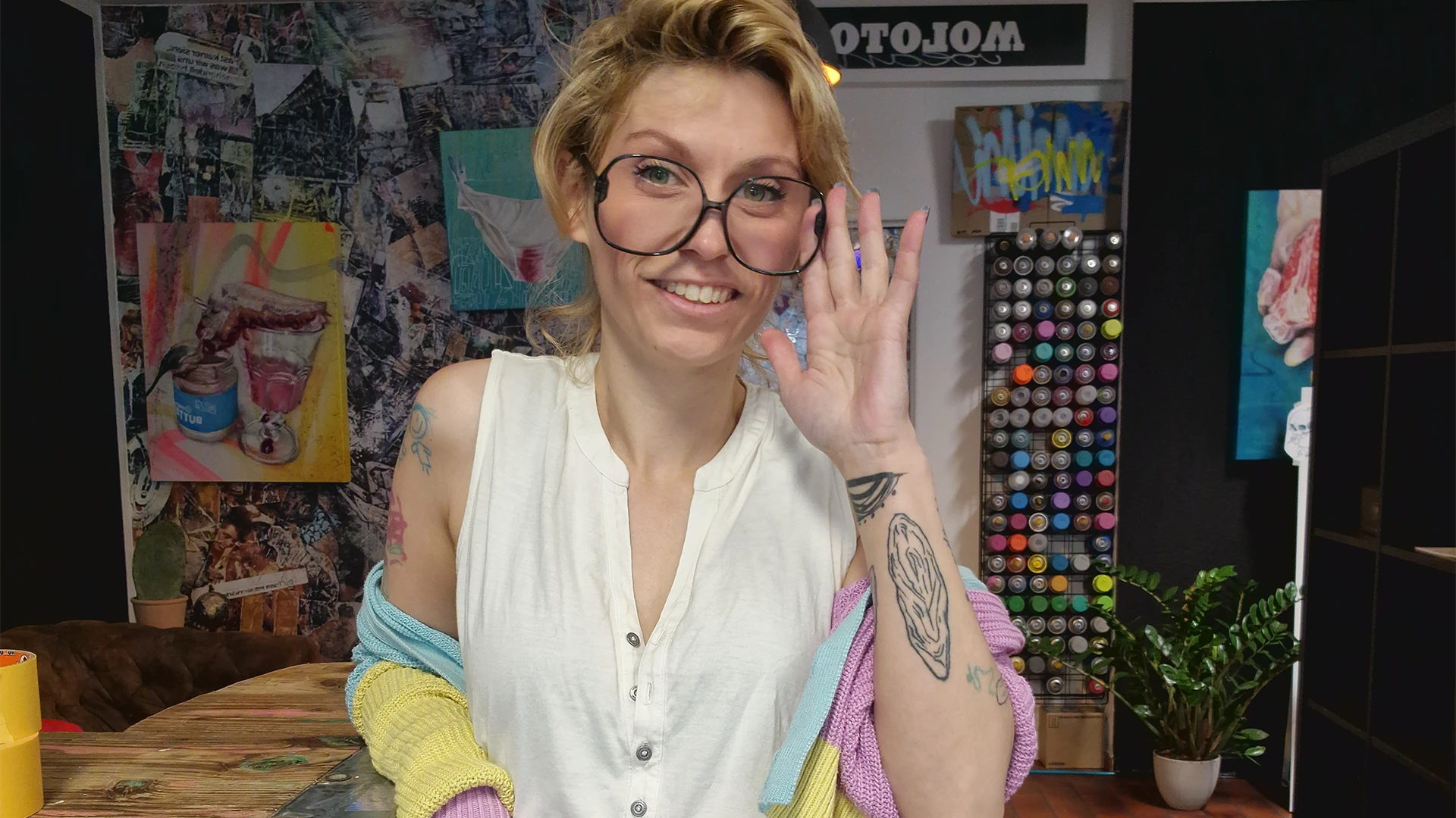 Künstlerin Volane im Tell Your Story Interview