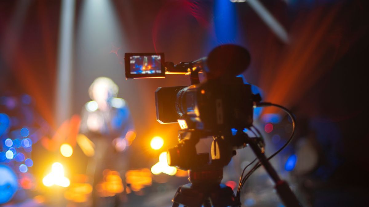 Top Gear & Equipment To Make Professional Videos For Social Media - FeedHive Blog