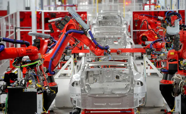 TESLA ROBOT MALFUNCTIONS AND ATTACKS ENGINEER AT TEXAS FACTORY LEAVING ...
