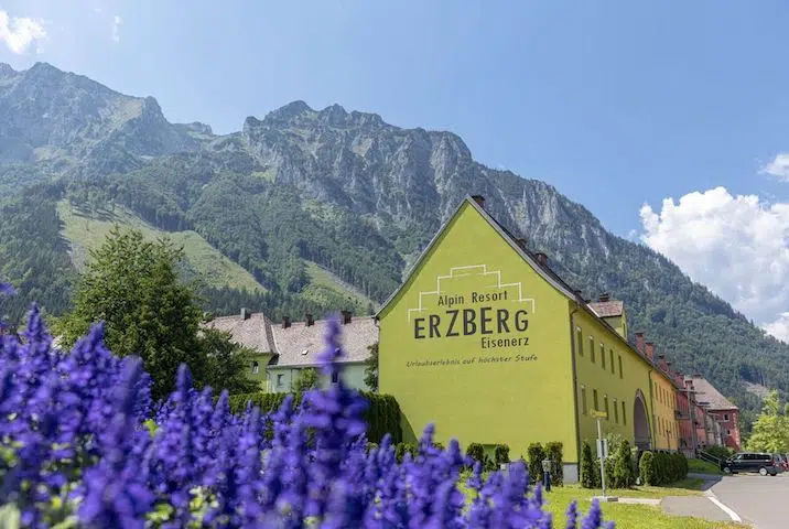 „Erzberg Alpin Resort“ offiziell eröffnet (Presse) - Almdorfbau