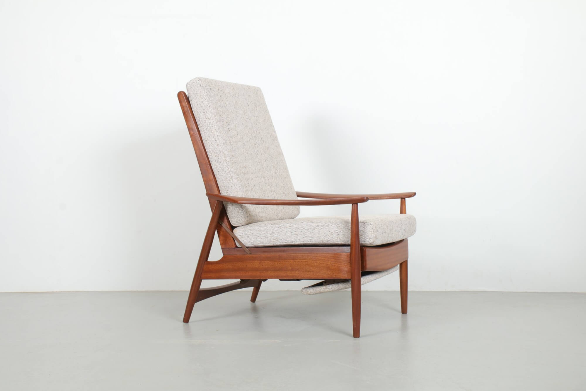 Sharp Diamond Arm Reclining Armchair by DON