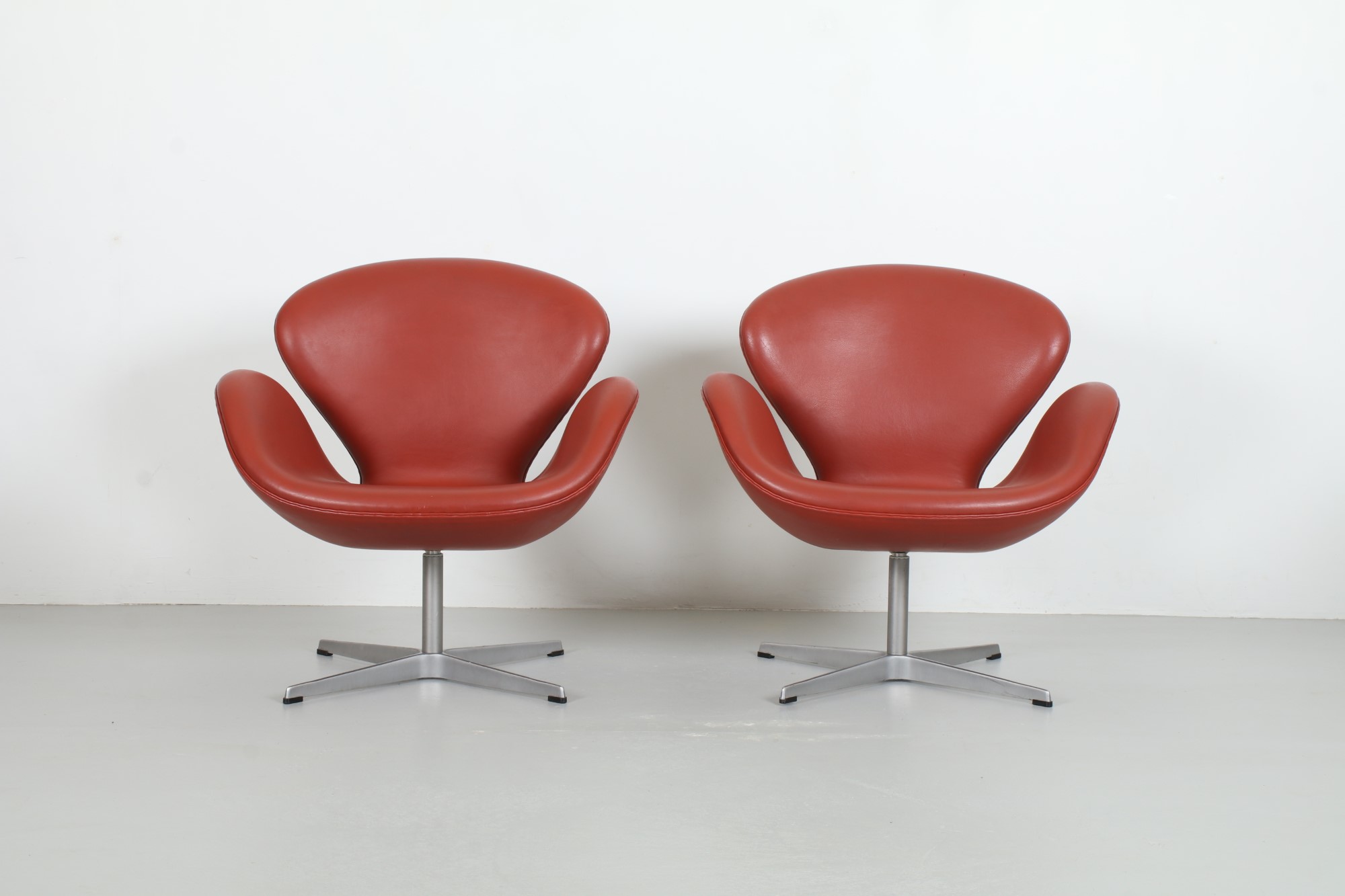 Iconic Arne Jacobsen 'Model 3320 - The Swan' Chair by Fritz Hansen