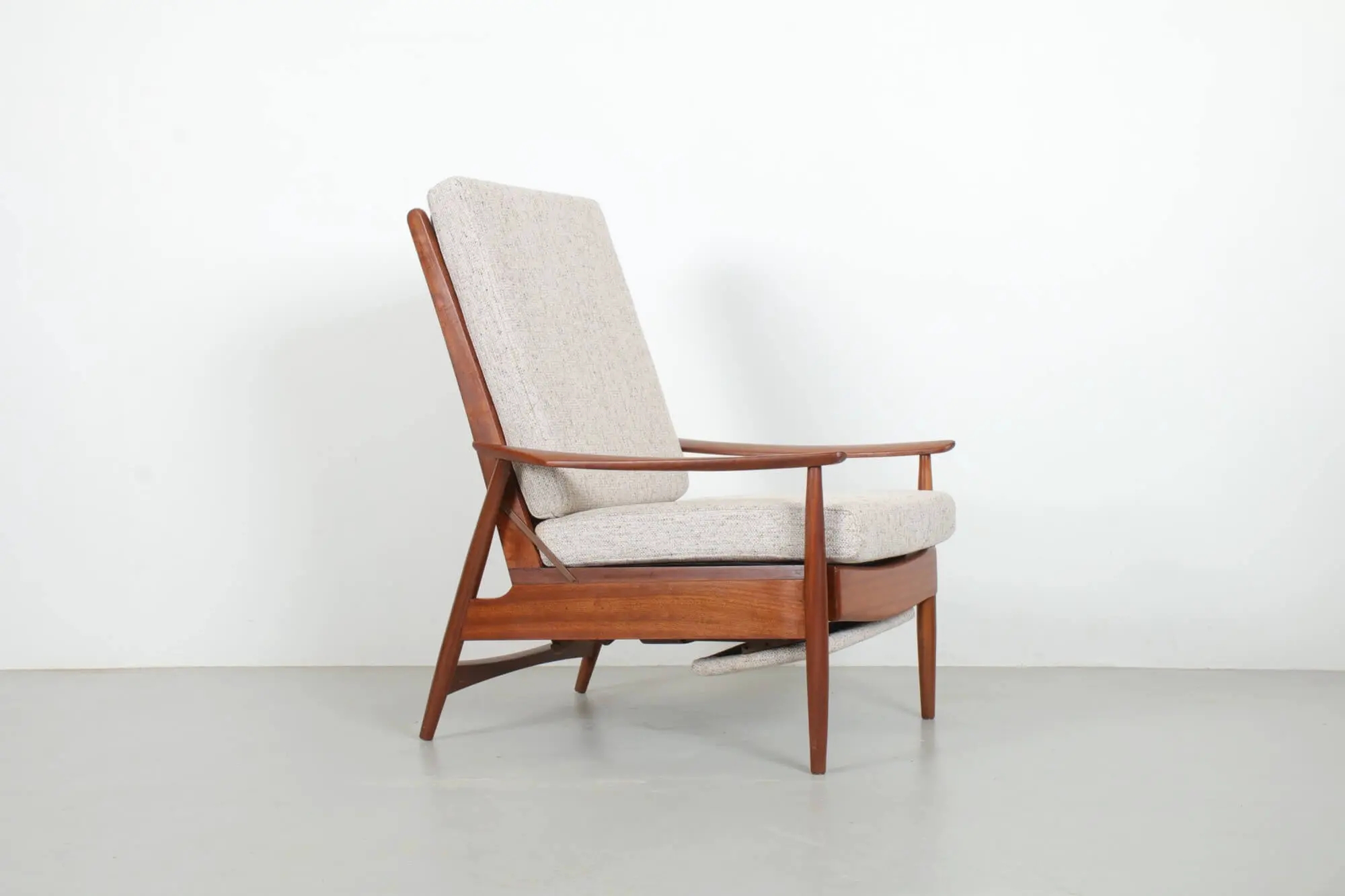 Sharp Diamond Arm Reclining Armchair by DON