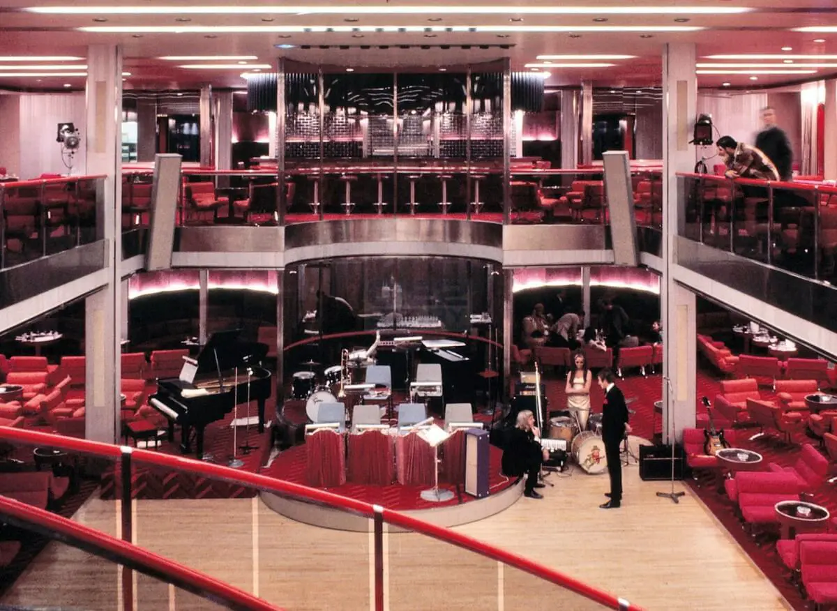 Glamorous Travel : Furniture Designs of the 1969 QEII