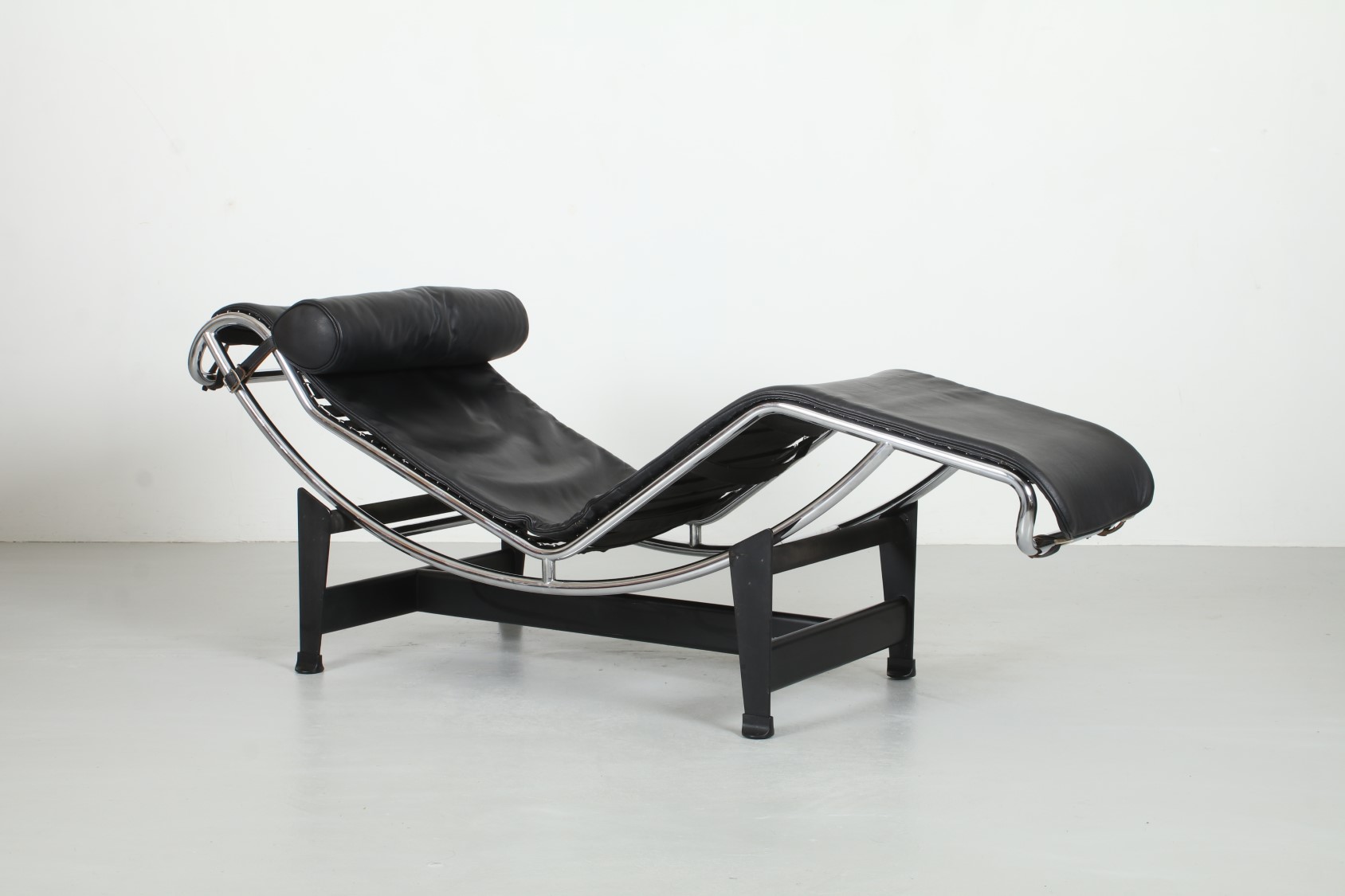 LC4 Lookbook : The Legendary Chaise