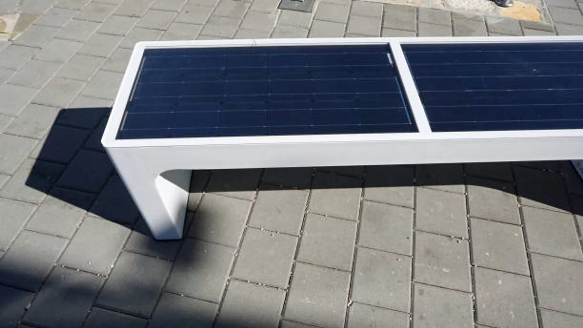 Best Solar Table: The Complete Buying Guide