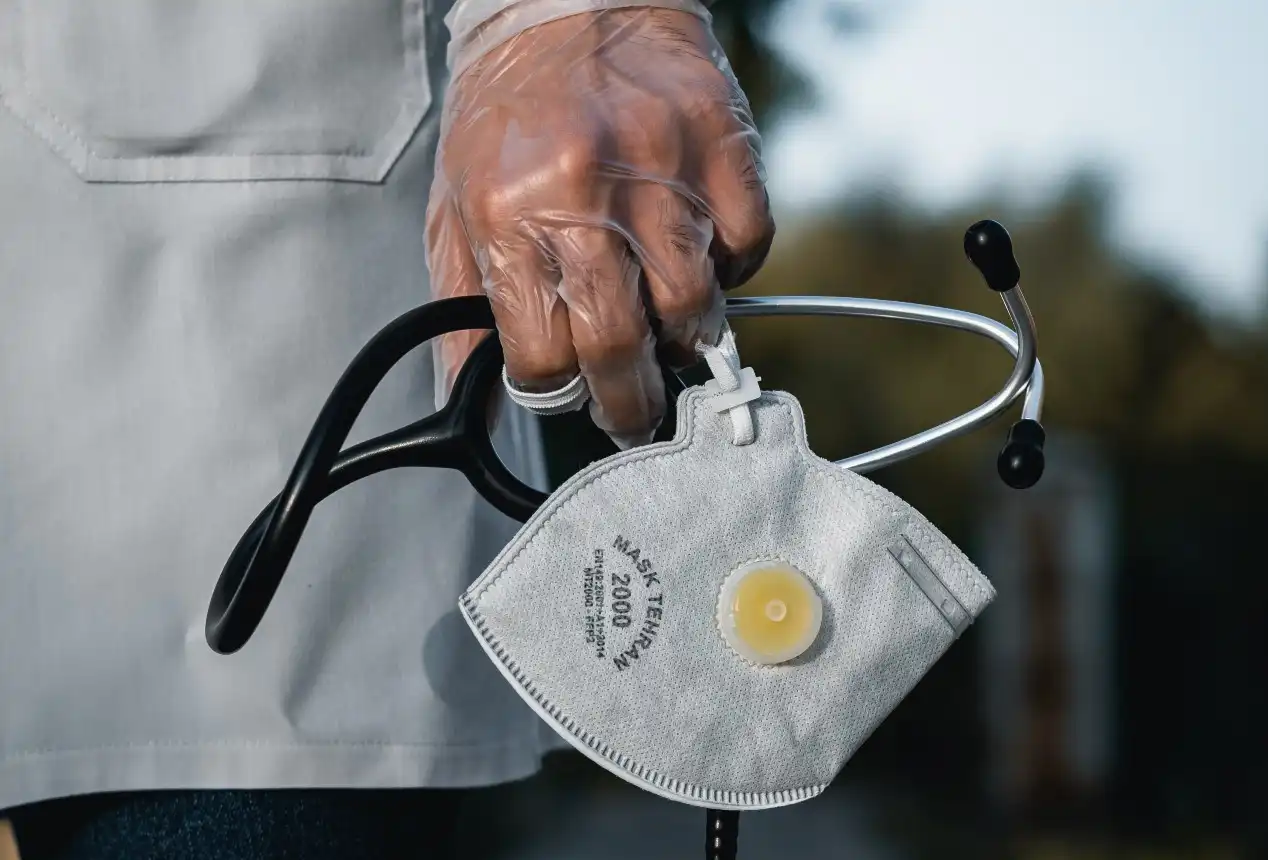 Working In Healthcare 101: Weighing the Pros Vs. The Cons