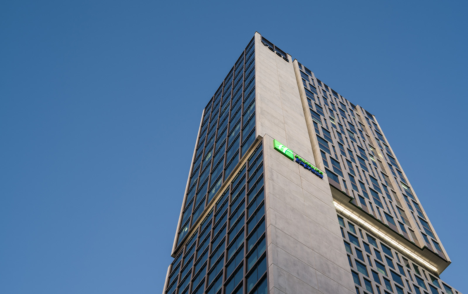 Voco Hotel & Holiday Inn Express - Ignite Architects