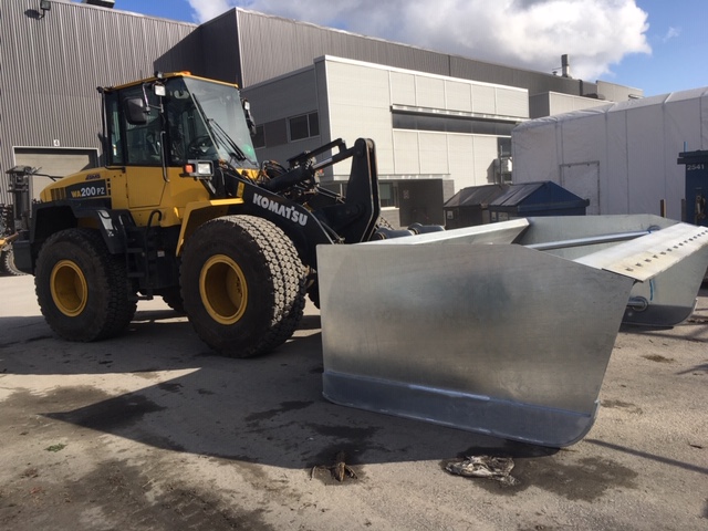 QUICK-SWITCHING SNOW PLOW/ICE SCRAPER