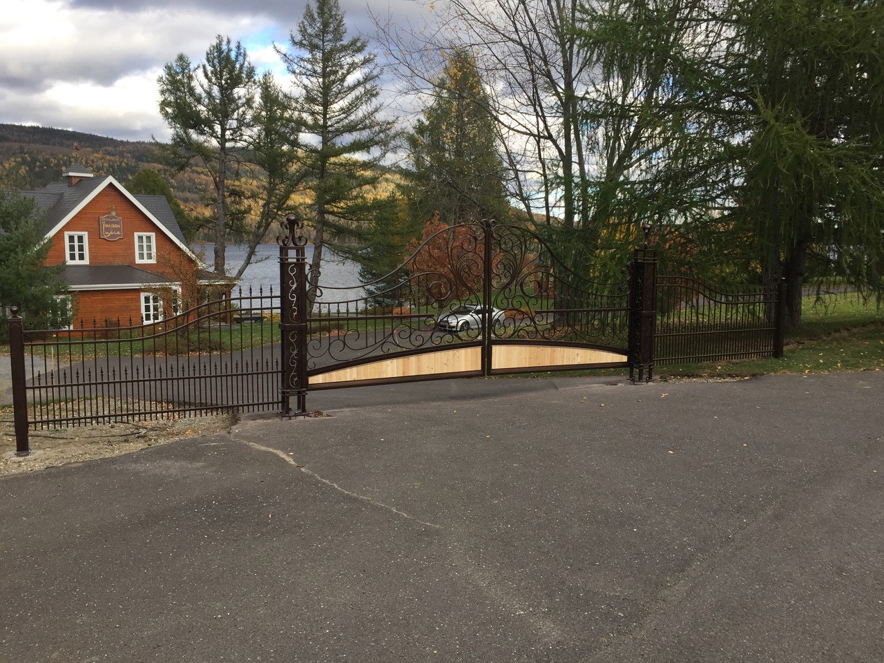 POHÉNÉGAMOOK LAKE ENTRANCE GATE