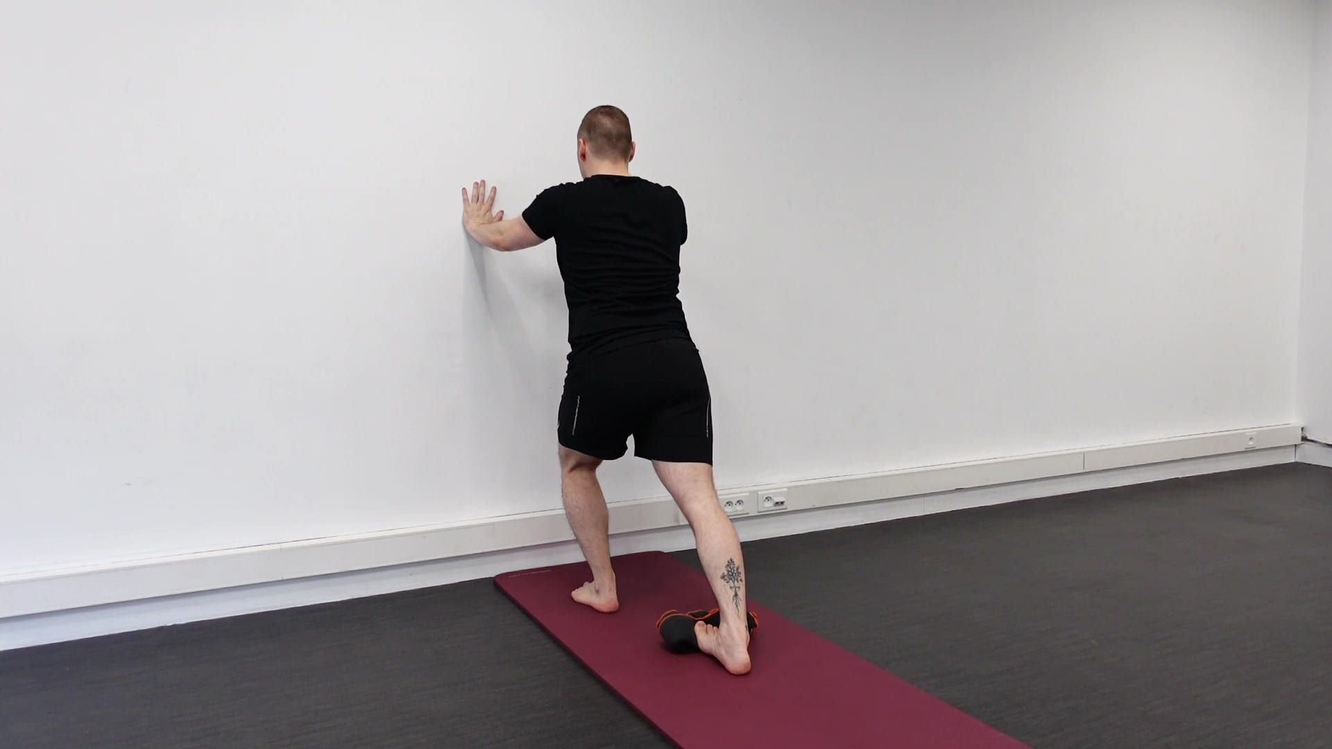 Vidéo d'exercice - Etirement triceps sural avec majoration de la ...