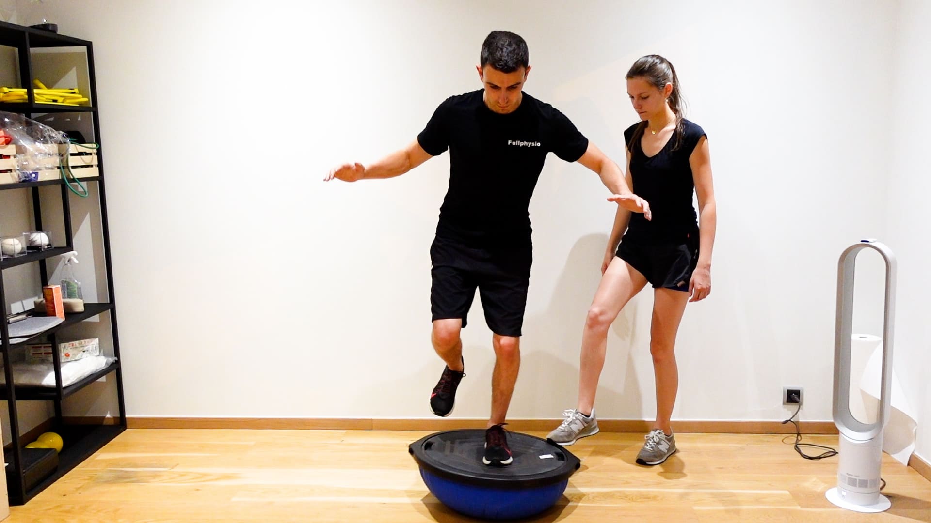 Vidéo d'exercice - Proprioception sur bosu avec déstabilisation du kiné