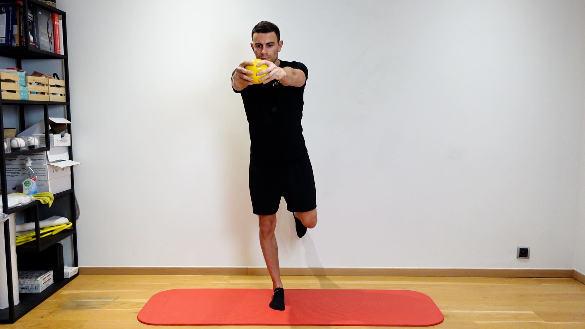 Vidéo d'exercice - Proprioception unipodale avec balle d'une main à l'autre