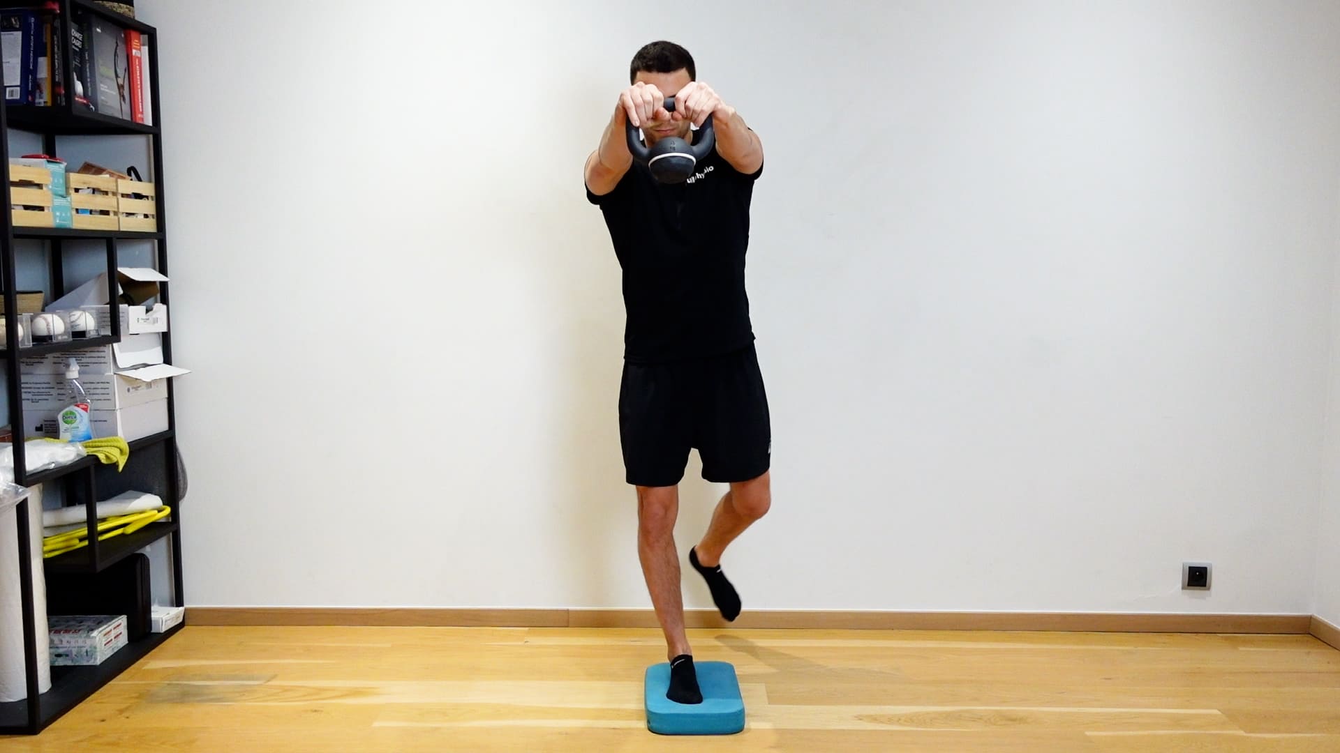 Vidéo d'exercice - Proprioception unipodale sur airex avec kettlebell d ...