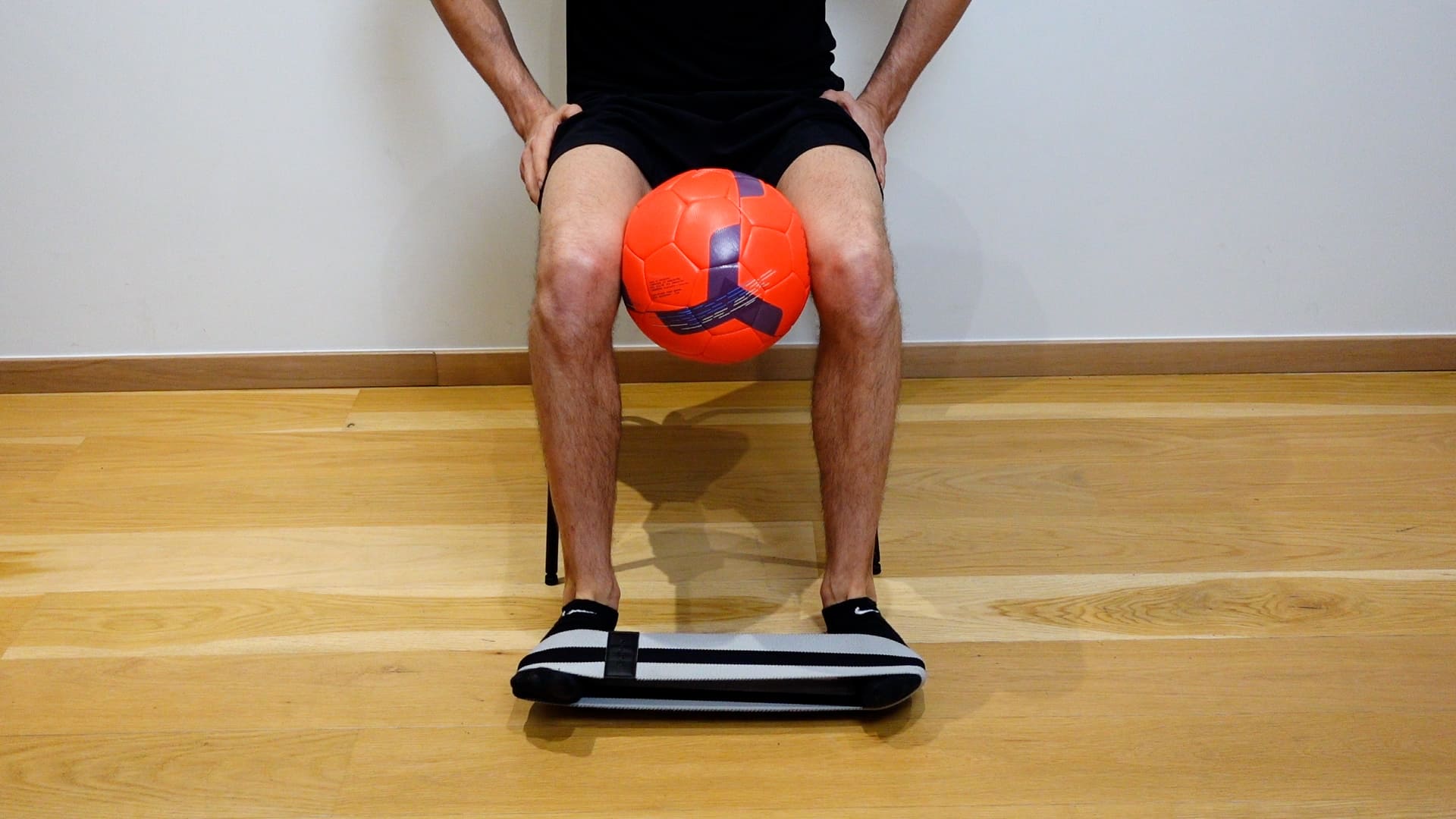 Vidéo d'exercice - Renforcement ABD avec élastique et ballon entre les ...