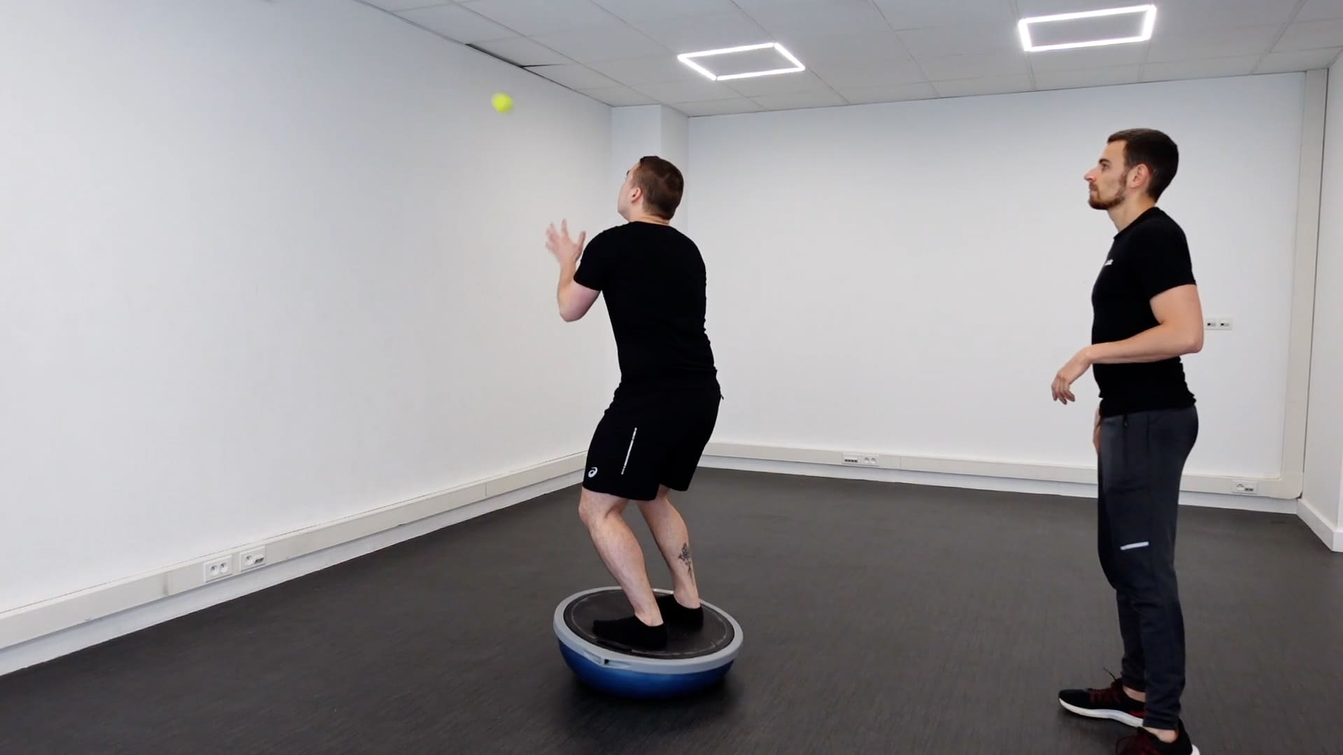 Vidéo d'exercice - Stabilisation sur bosu avec réception réflexe d'une ...