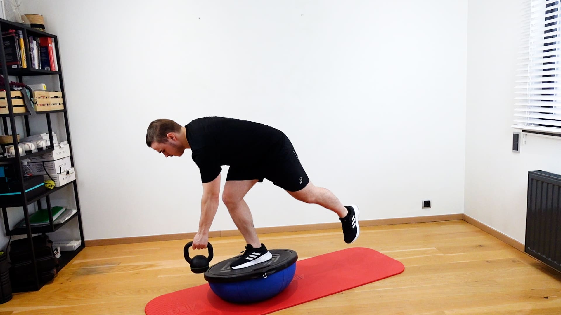 Vidéo d'exercice - Stabilité sur bosu avec deadlift unipodal