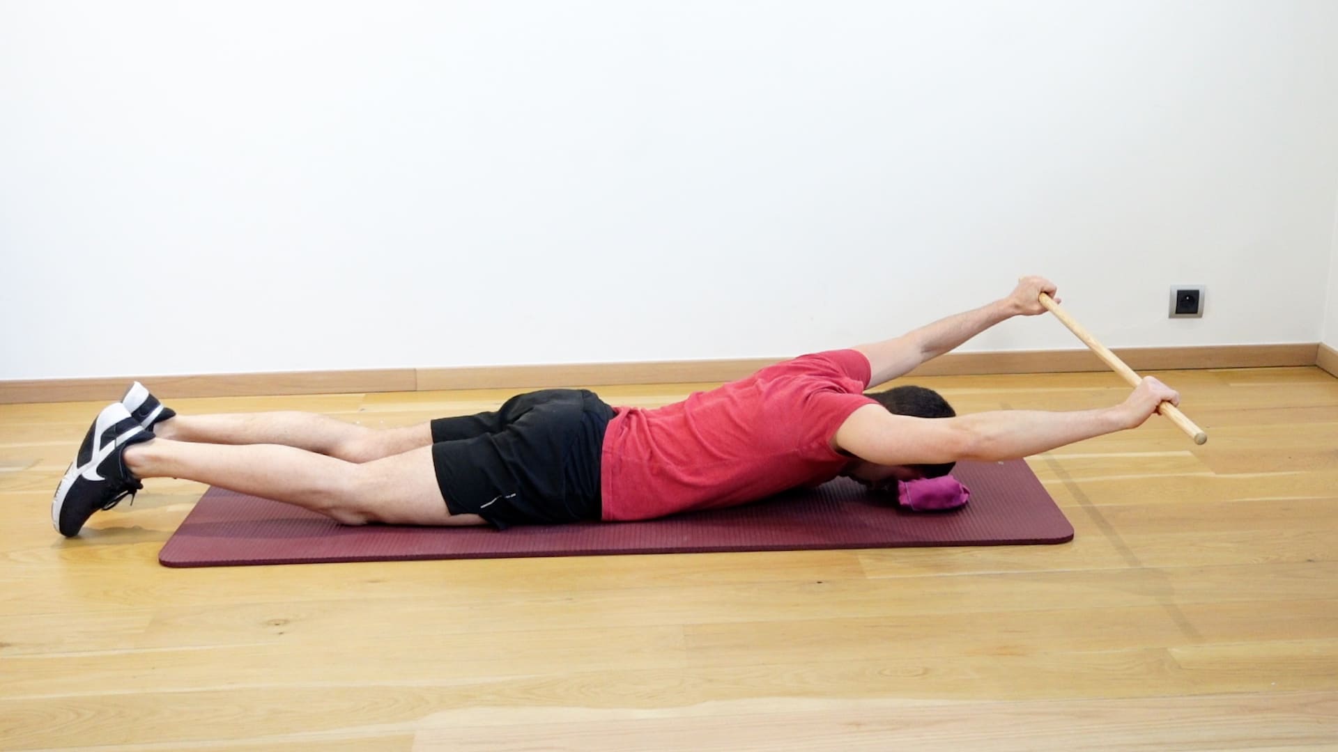 Vidéo d'exercice - Elévation antérieur en couché ventral avec bâton