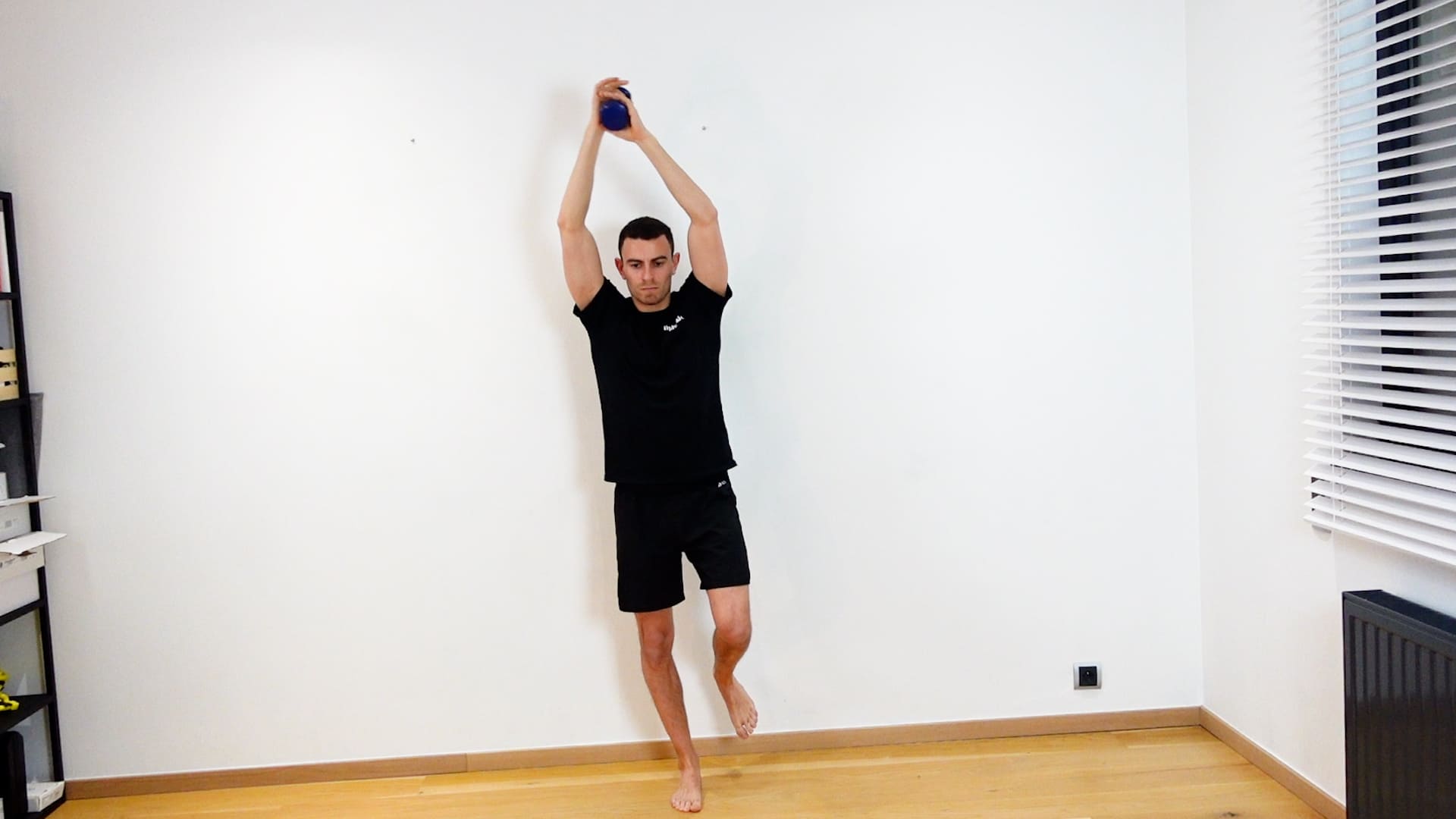 Vidéo d'exercice - Stabilisation épaule avec haltère en appui unipodal