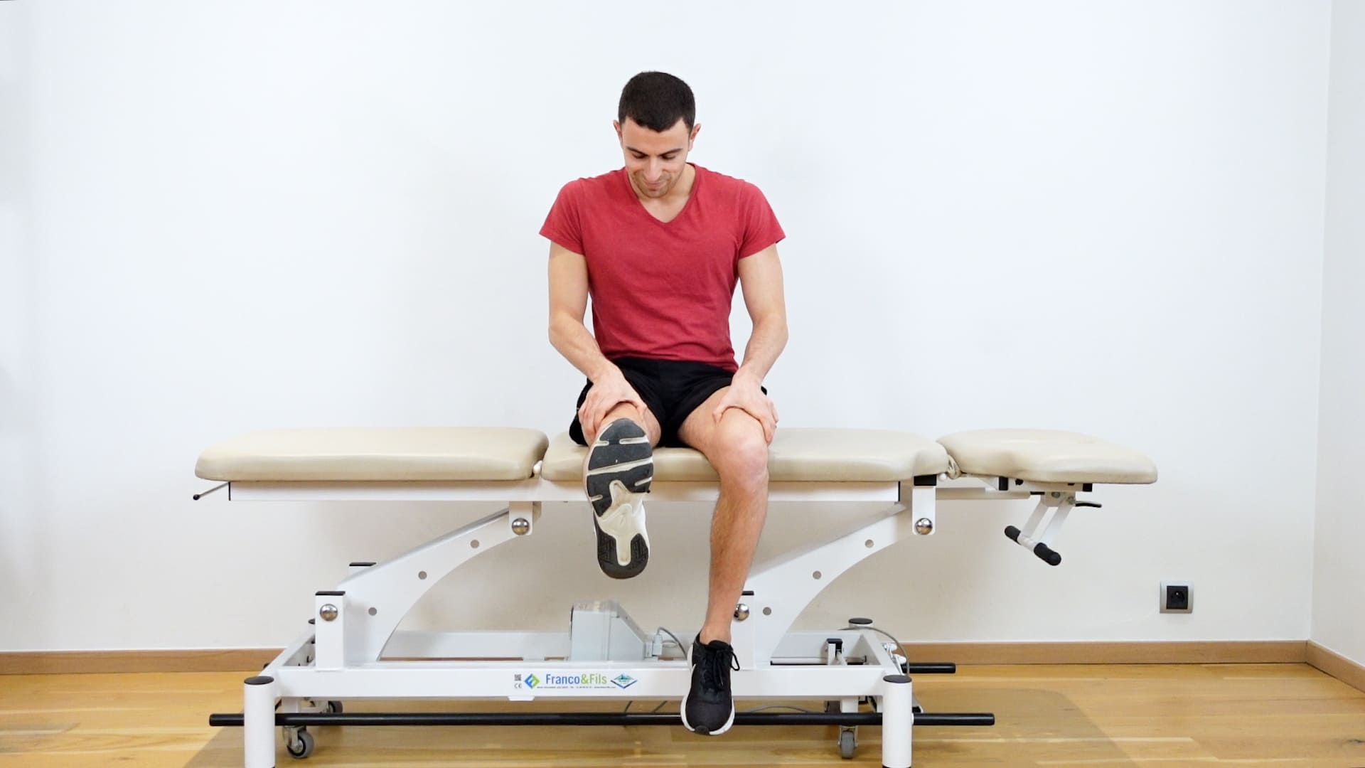 Vidéo d'exercice - Contraction active quadriceps avec feedback des mains