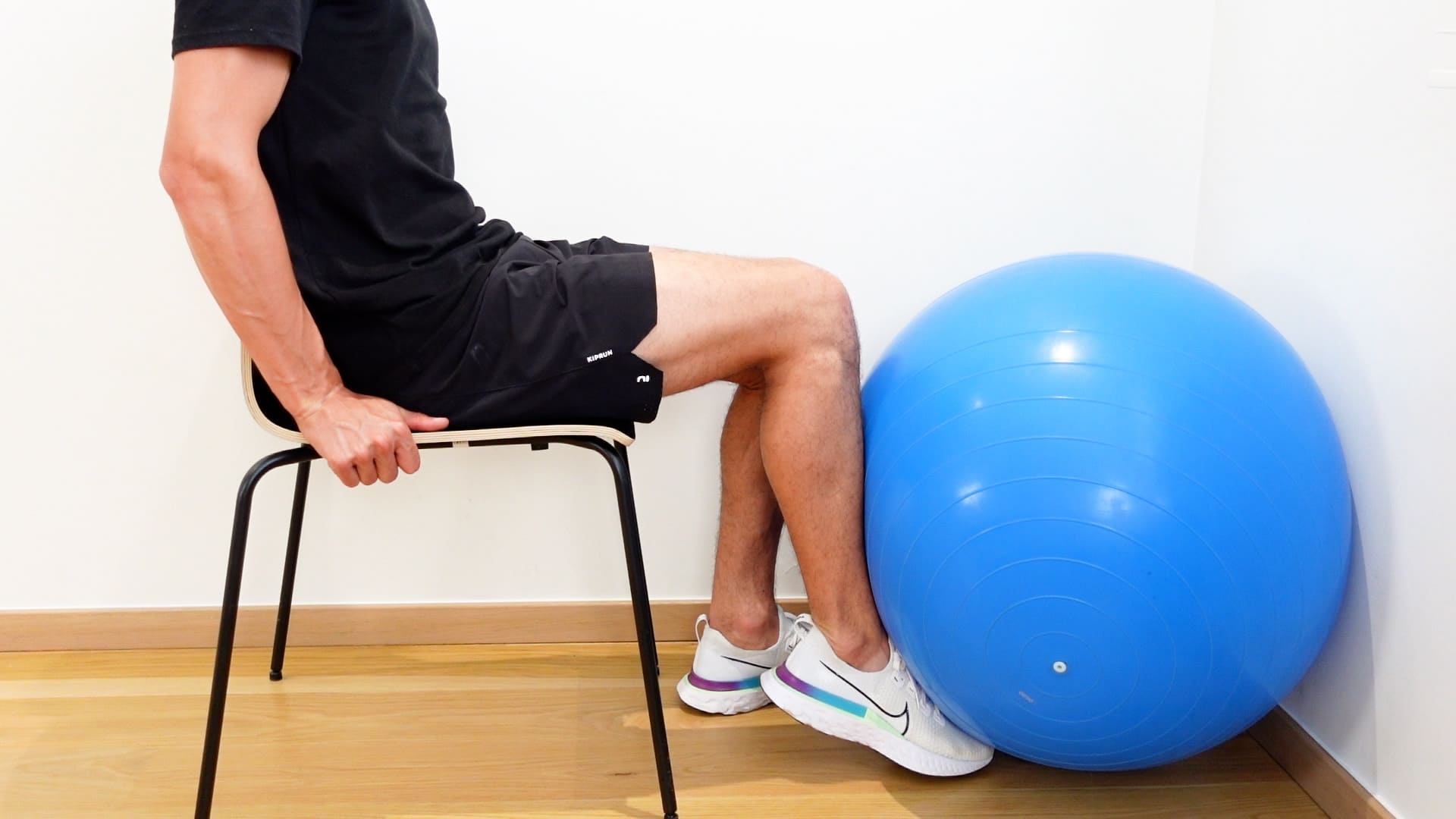 Vidéo d'exercice - Renforcement quadriceps isométrique avec Swiss Ball