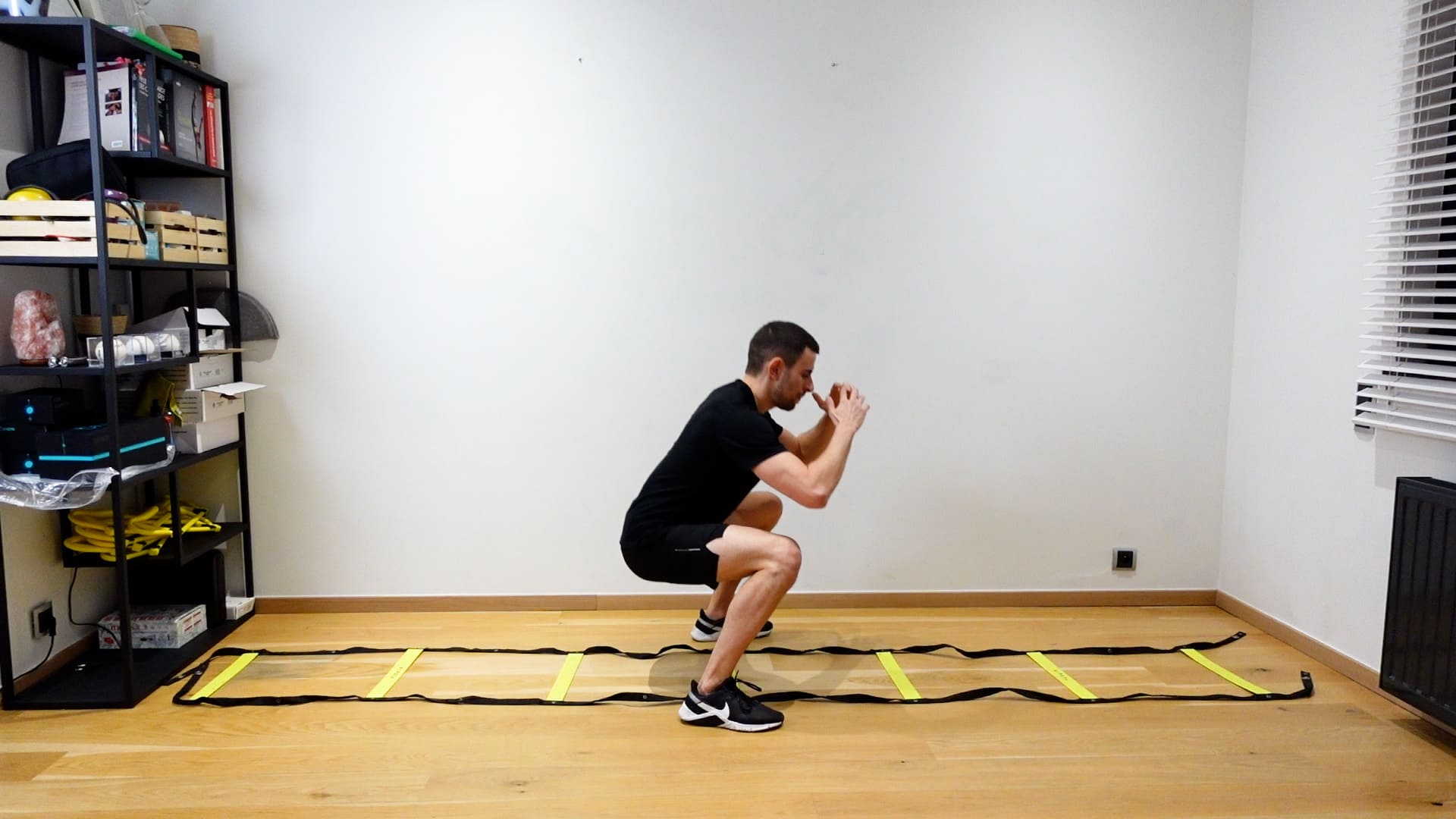 Vidéo d'exercice - Squats sautés avec échelle