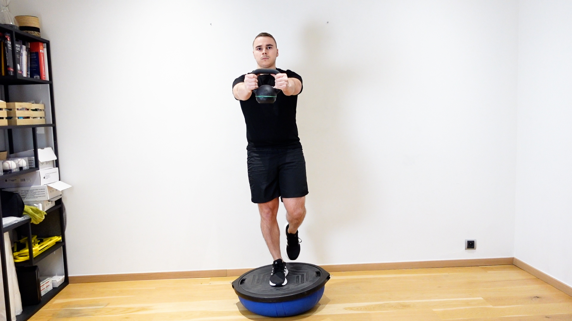 Vidéo d'exercice - Stabilisation unipodale sur bosu avec kettlebell