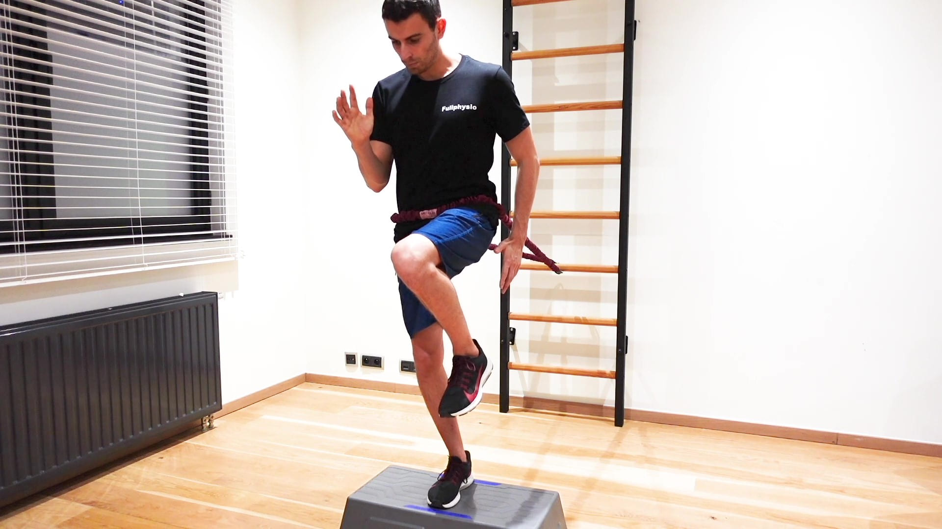 Vidéo d'exercice - step up avec traction arrière