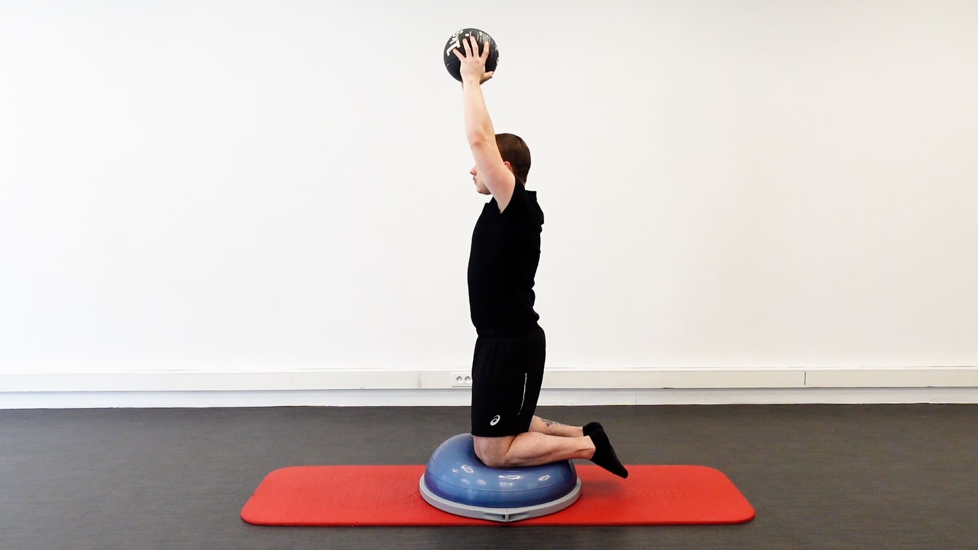 Vidéo d'exercice - Contrôle postural sur bosu avec élévation d'épaule