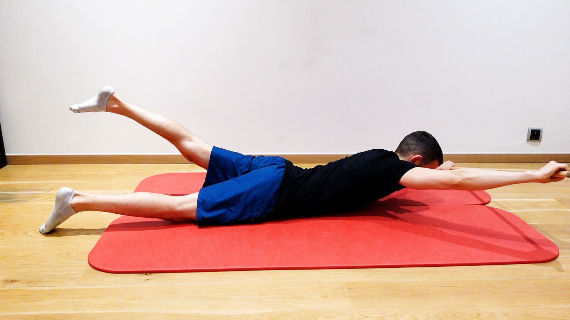 Vidéo d'exercice - Superman bras/jambe alterné avec bâton